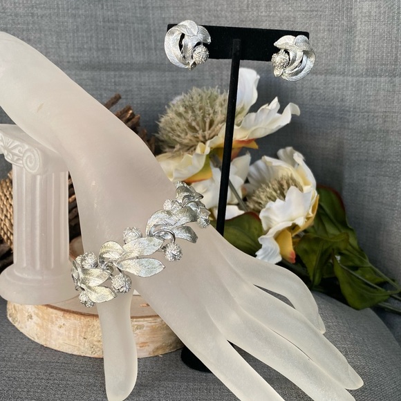 Lisner Jewelry | Jewelry | Vintage Lisner 95s Winterberry Articulated ...